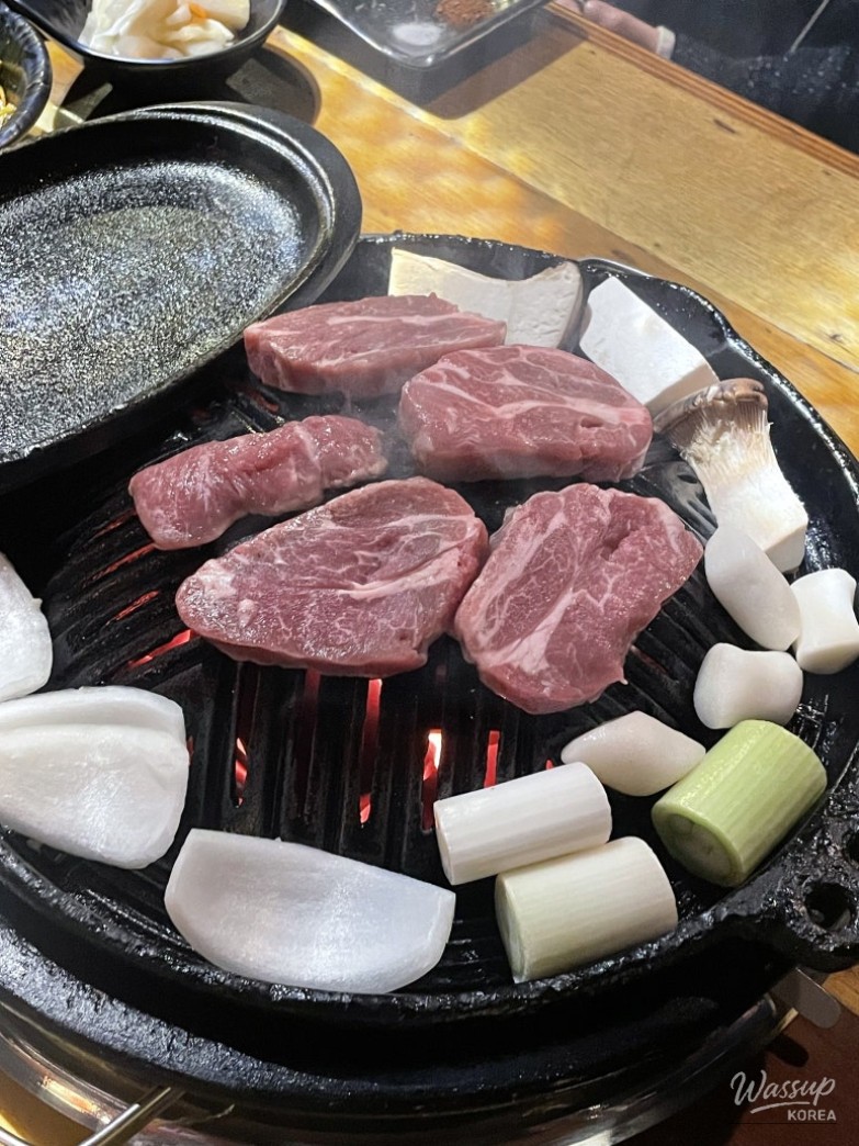 A Cozy Dining Experience Next to Yongsan District Office